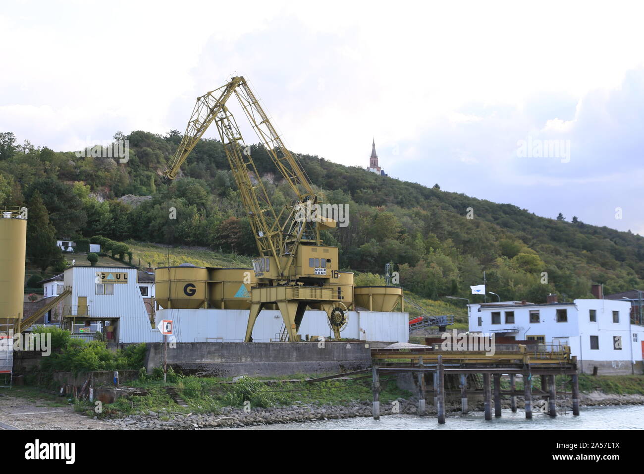 River crane hi-res stock photography and images - Alamy
