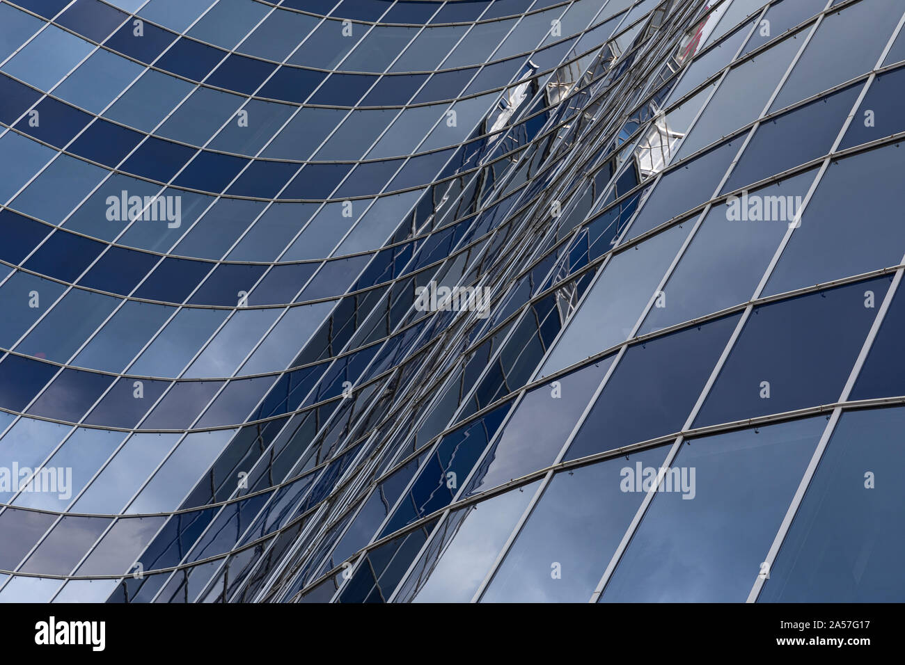 Curve wave facade hi-res stock photography and images - Alamy