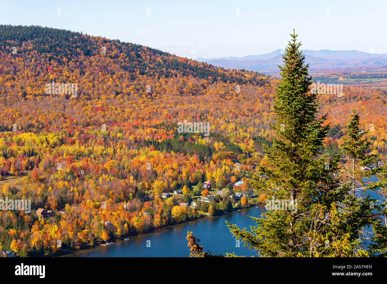 View over Lyster Lake from the top of Mount Pinacle, in the Autumn ...