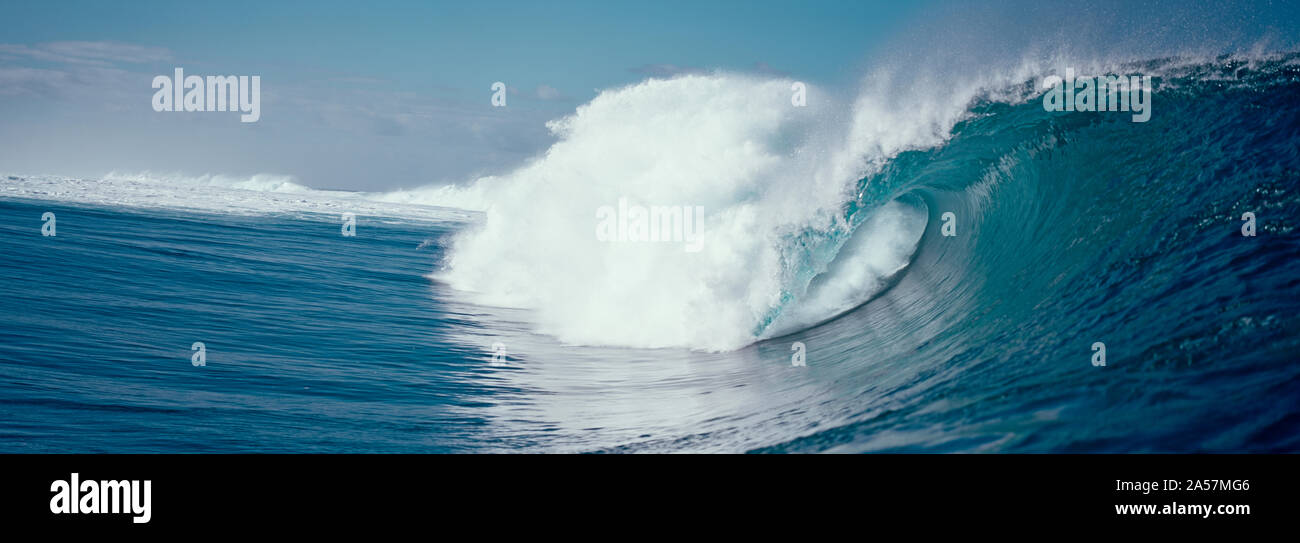 Splashing sea waves hi-res stock photography and images - Alamy