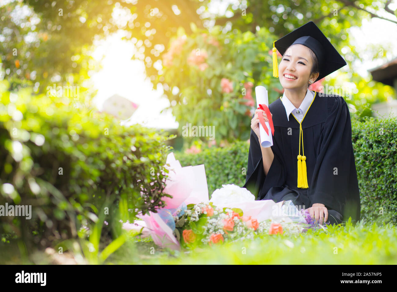 Graduated people hi-res stock photography and images - Alamy