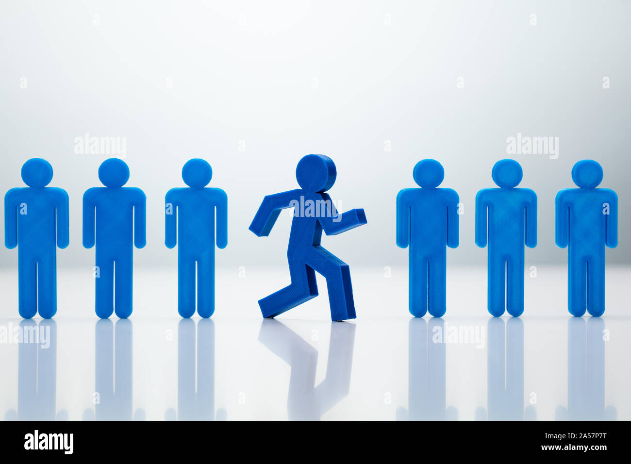 Stand out from the crowd people hi-res stock photography and images - Alamy