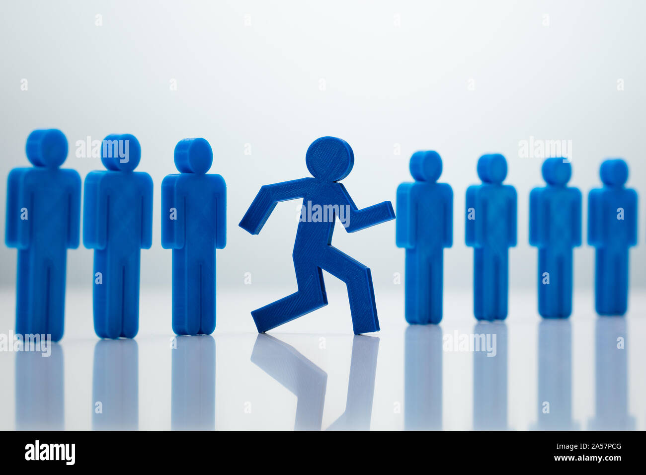 Stand out from the crowd people hi-res stock photography and images - Alamy