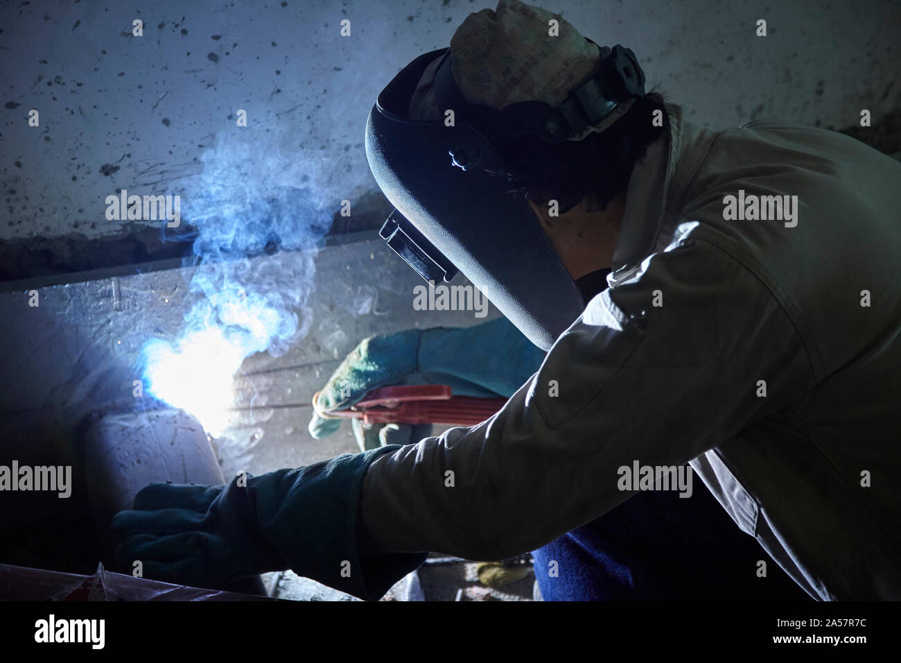 A welder at a construction site Stock Photo - Alamy