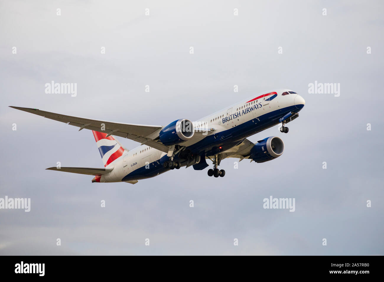 Boeing 787 taking off hi-res stock photography and images - Alamy