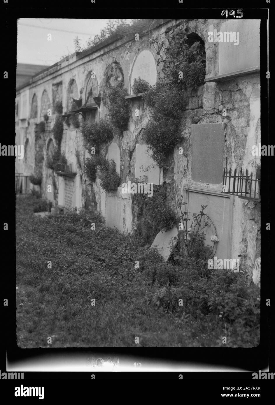 Wall tombs hi-res stock photography and images - Alamy