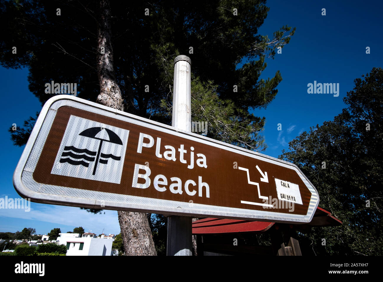 A sign pointing to the beach in Cala Galdana, Menorca Stock Photo - Alamy