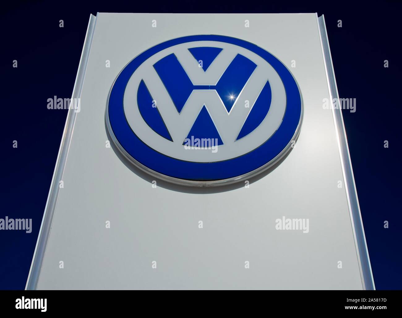 Blue vw logo hi-res stock photography and images - Alamy