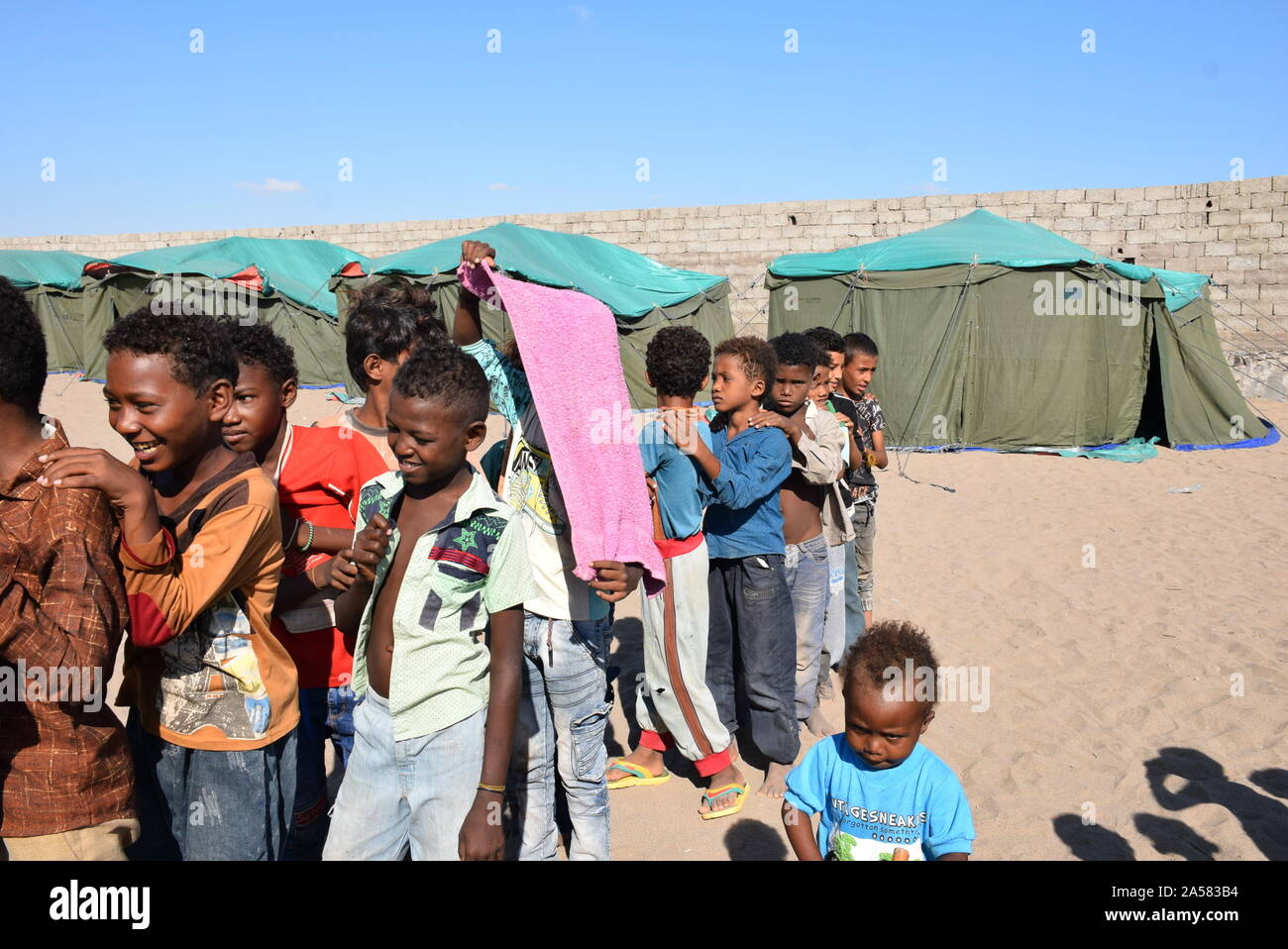 War affected children hi-res stock photography and images - Alamy
