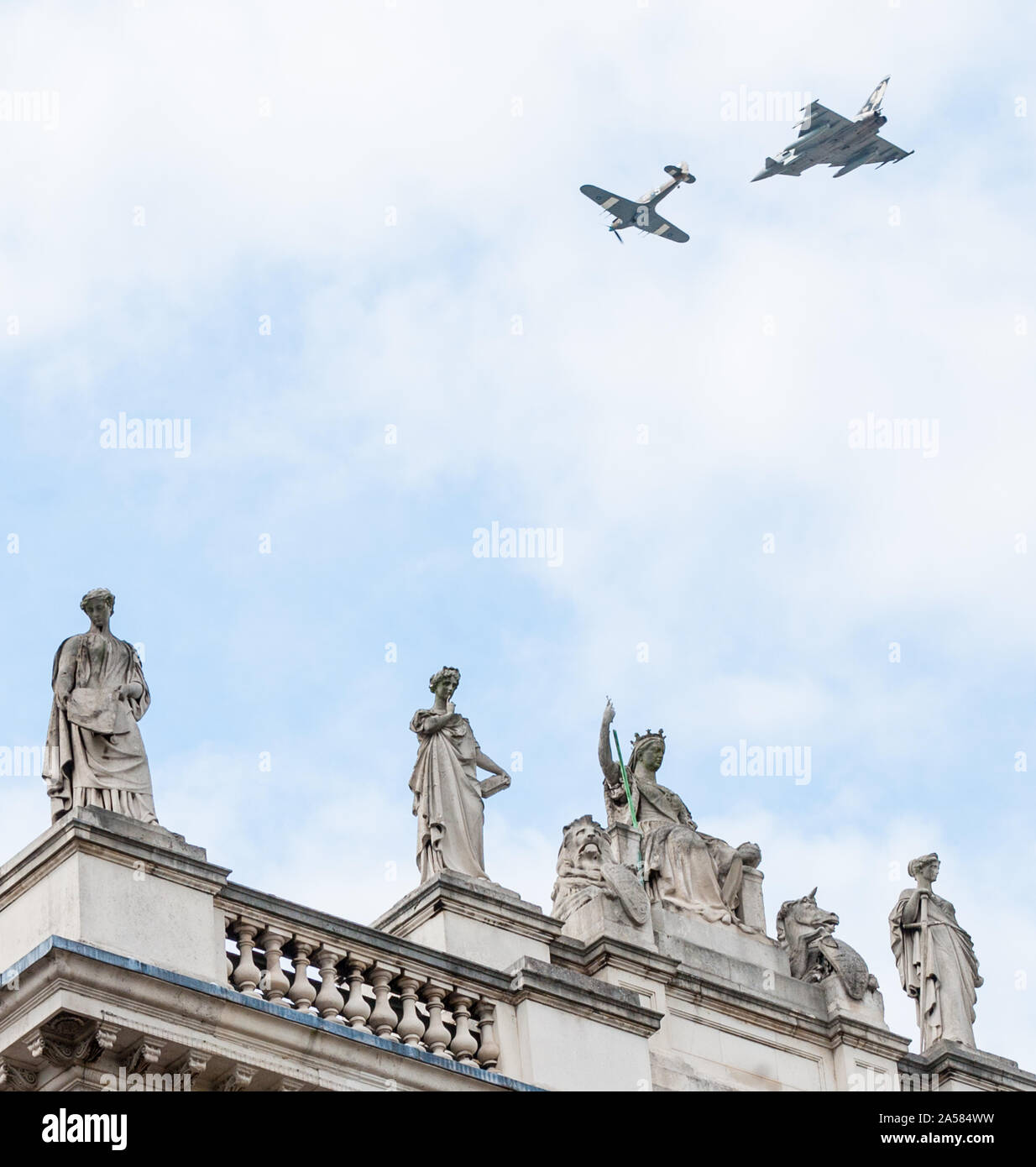 Britannia statue statues london hi-res stock photography and images - Alamy
