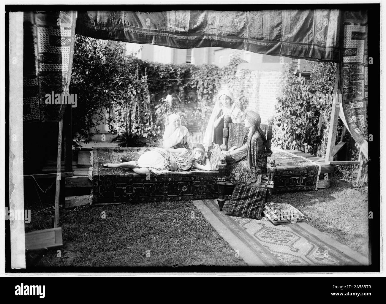 The gallery club hi-res stock photography and images - Alamy