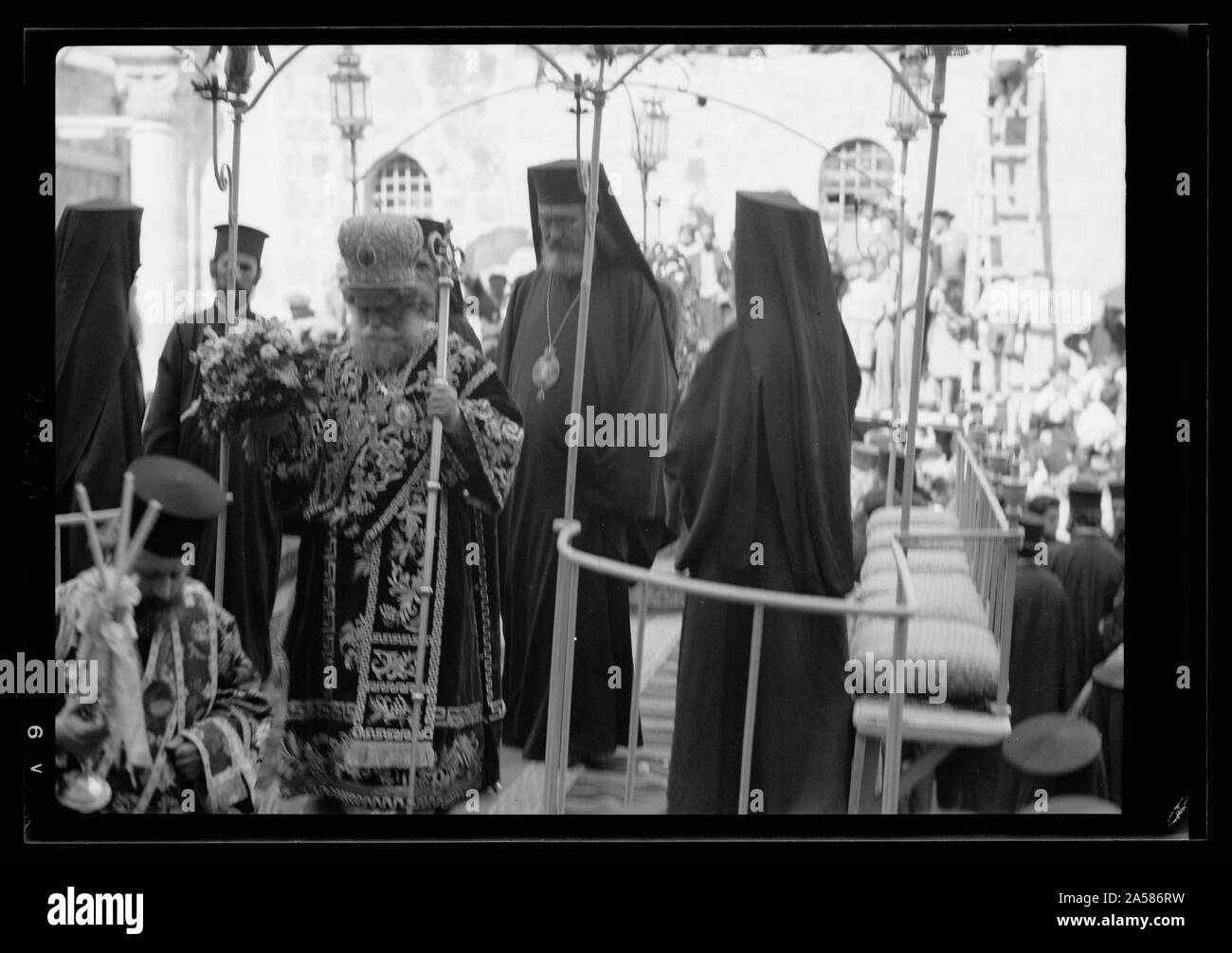 Jesus washing feet hi-res stock photography and images - Alamy