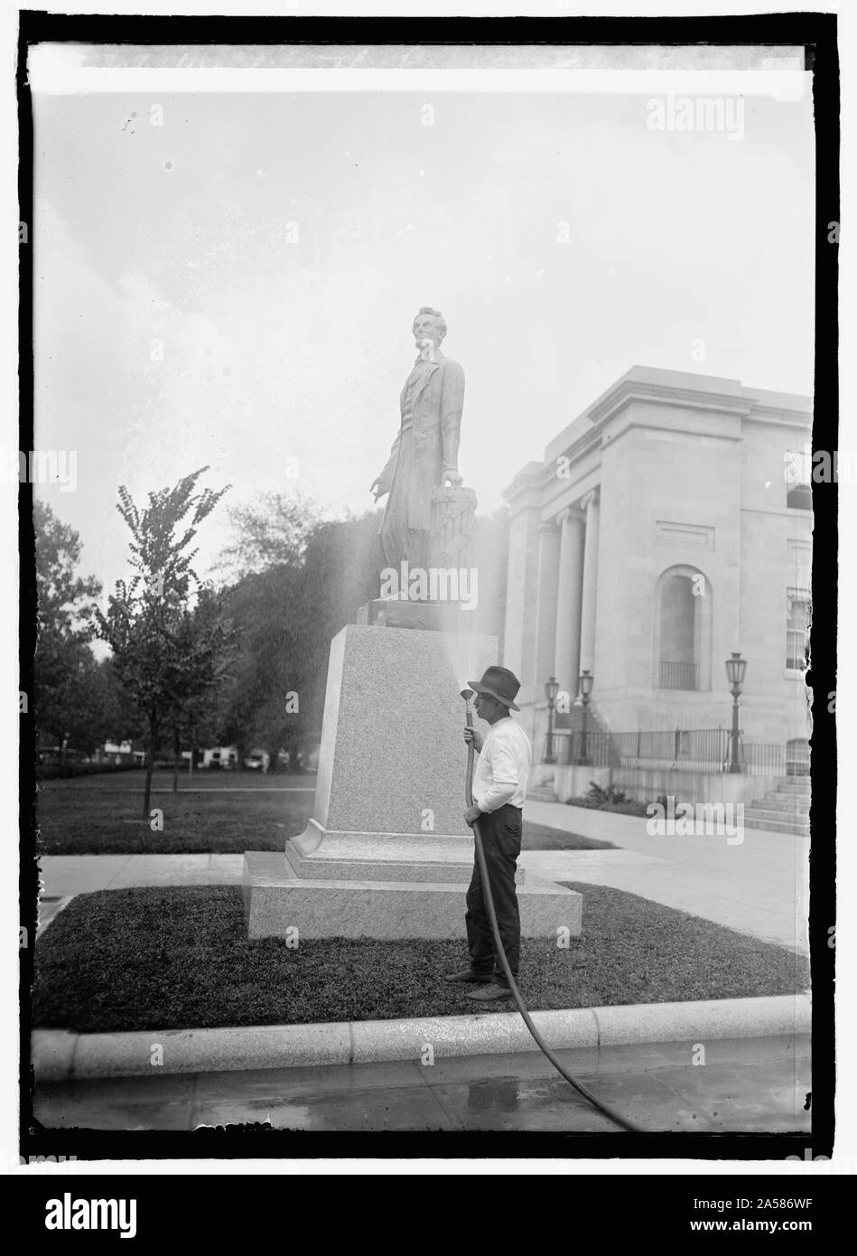 Washing the lincoln statue hi-res stock photography and images - Alamy
