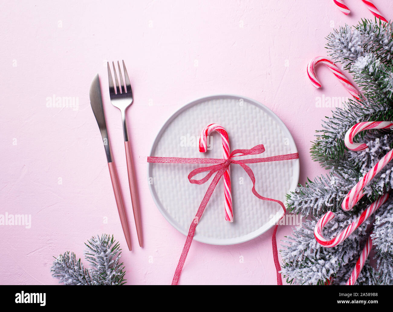 Christmas table setting and pink decor Stock Photo - Alamy
