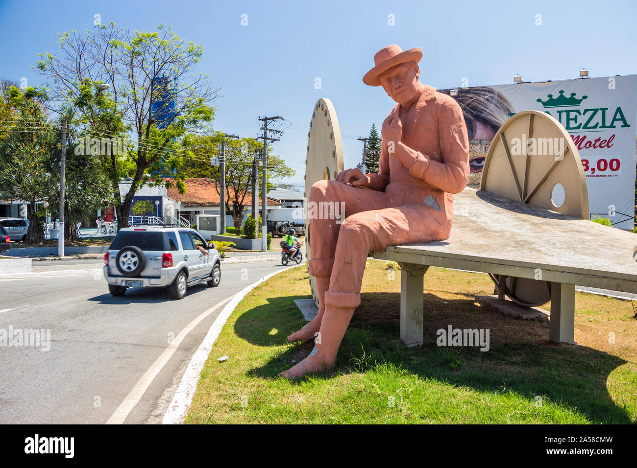 28 09 2013 statue in centenary square hi-res stock photography and ...