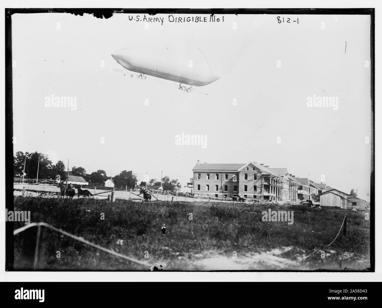 U.S. Army dirigible no. 1, over field Stock Photo - Alamy