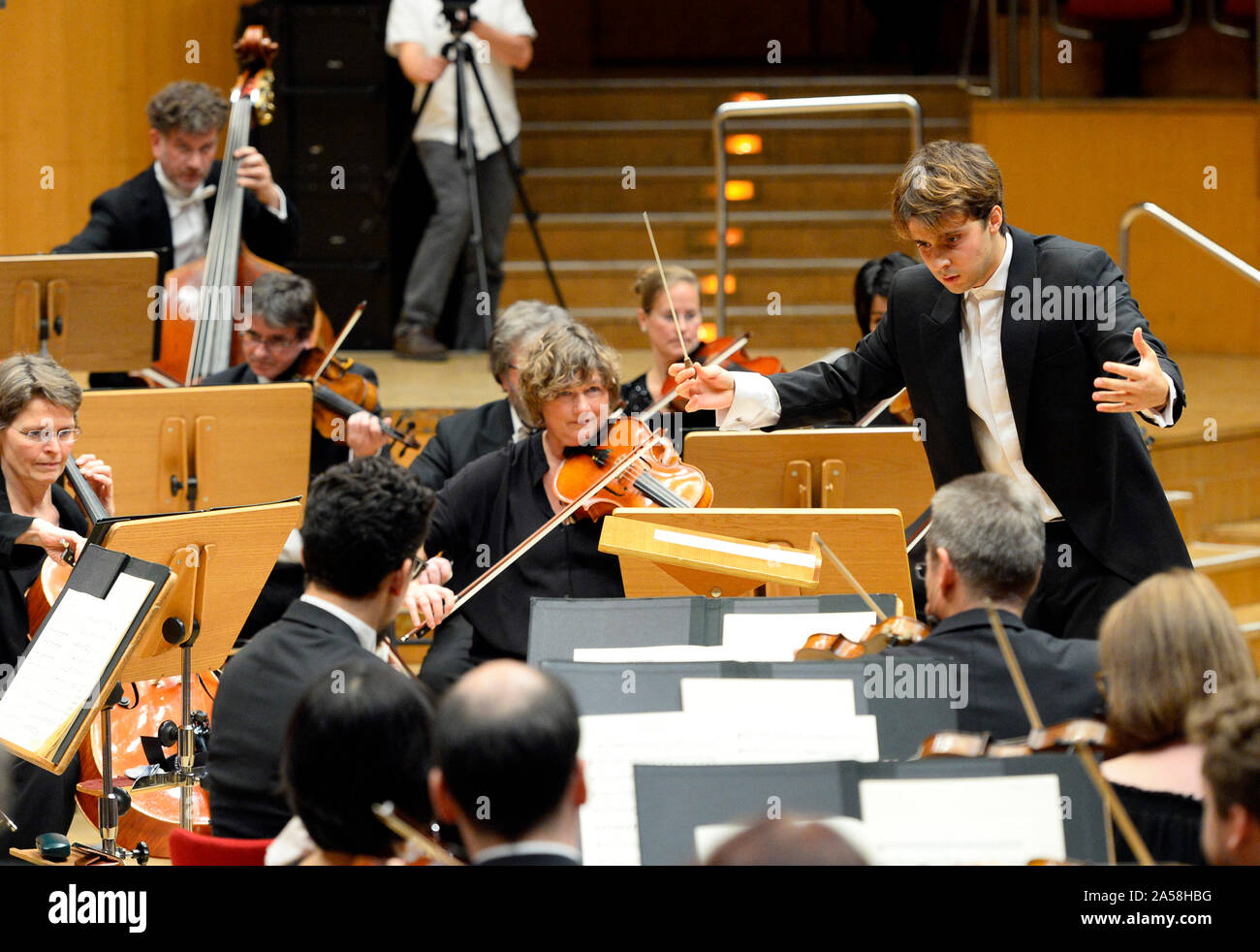 Cologne, Germany. 18th Oct, 2019. The Spaniard Julio Garcia Vico ...