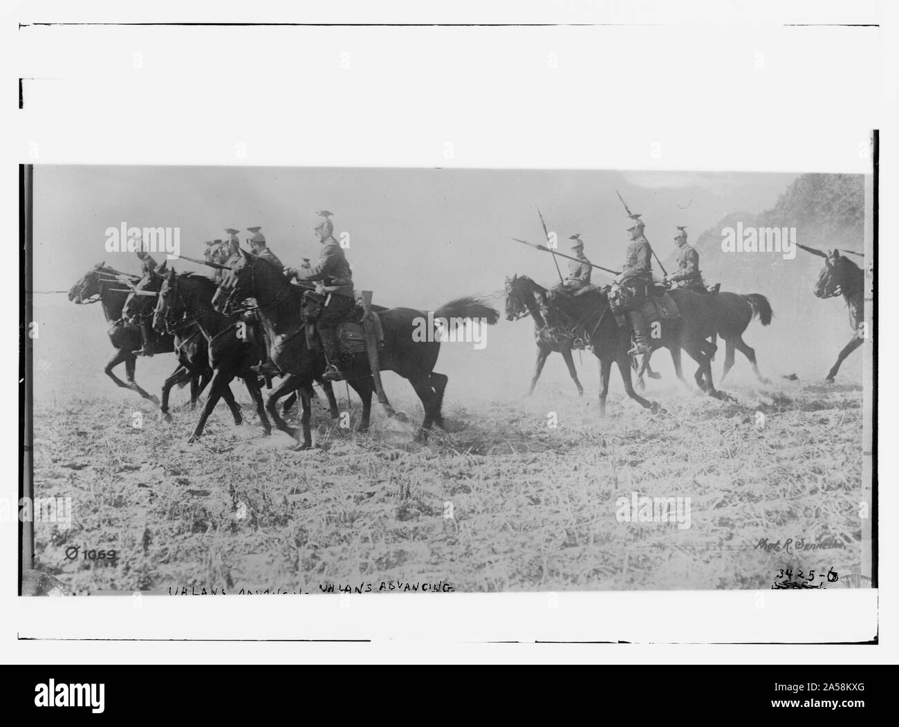 Soldiers advancing Black and White Stock Photos & Images - Alamy