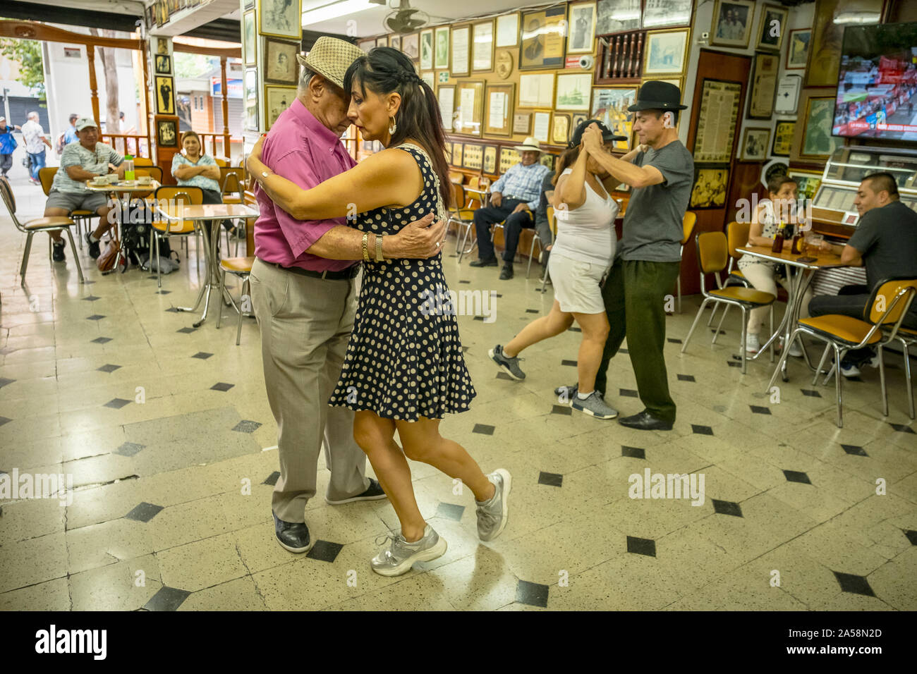 People dancing tango, Salón Málaga, Medellín, Colombia Stock Photo - Alamy