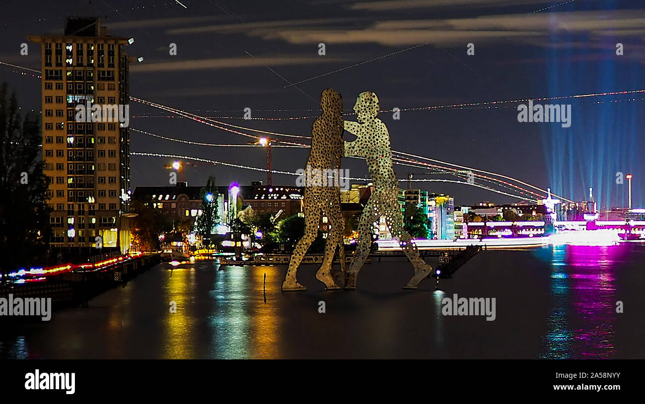 Berlin, Germany. 18th Oct, 2019. The planes behind the plastic Molecul ...