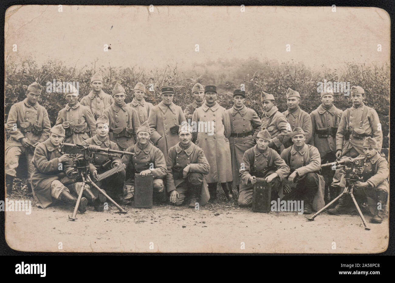 Unidentified French soldiers in uniform with Hotchkiss machine guns ...
