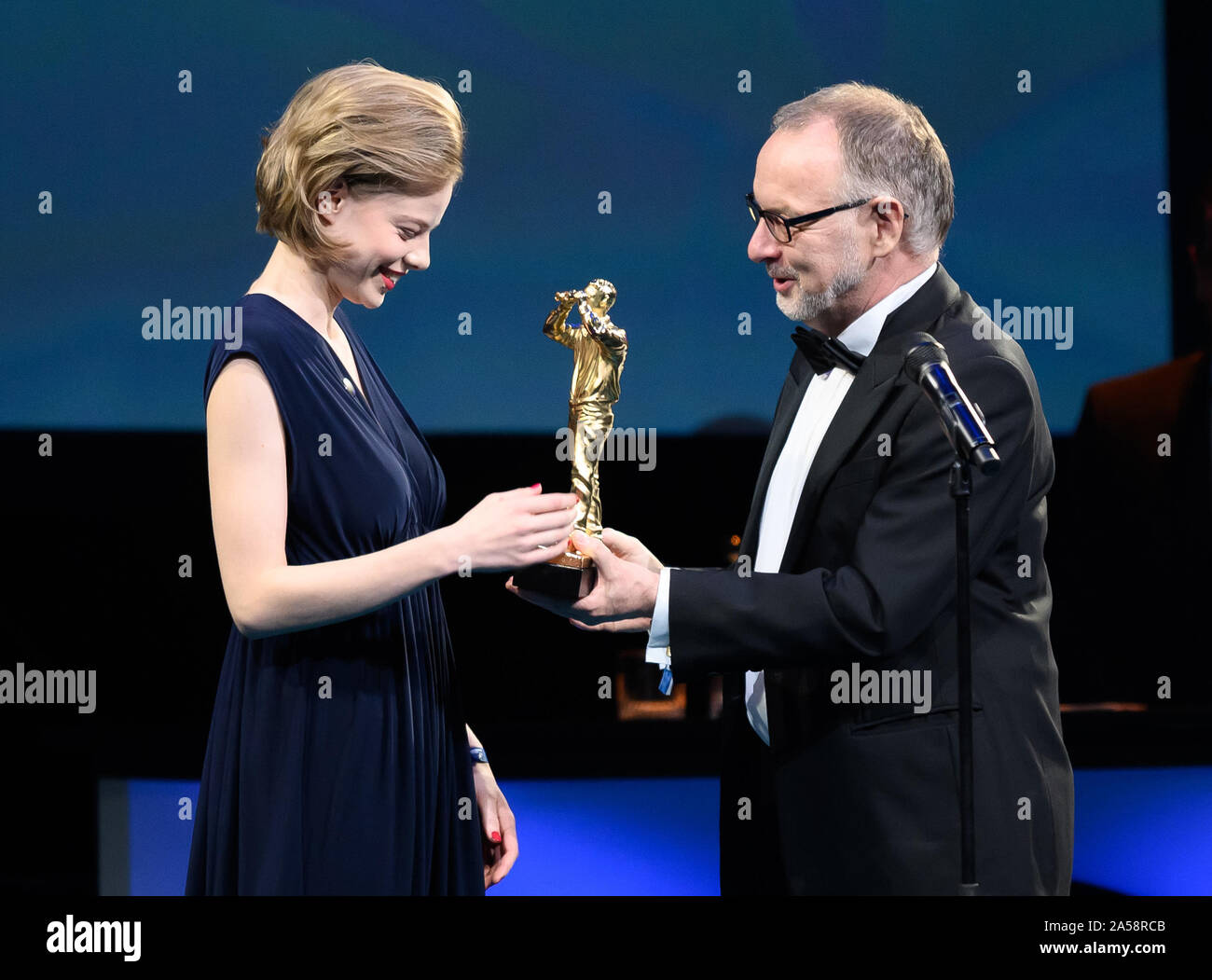18 October 2019, Hessen, Frankfurt/Main: Emma Bading receives the prize ...