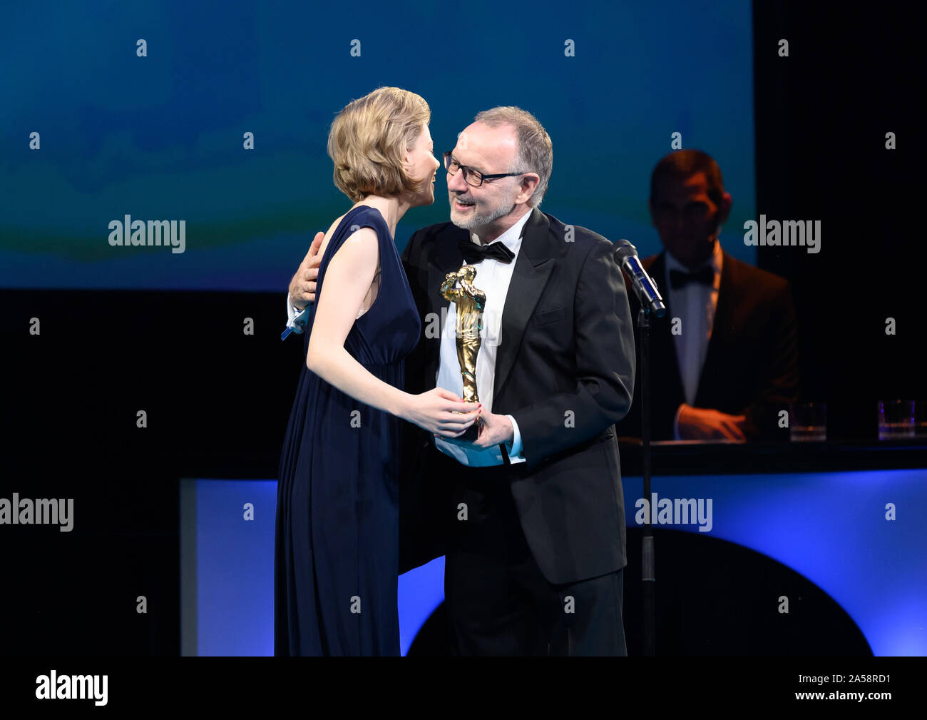 18 October 2019, Hessen, Frankfurt/Main: Emma Bading receives the prize ...