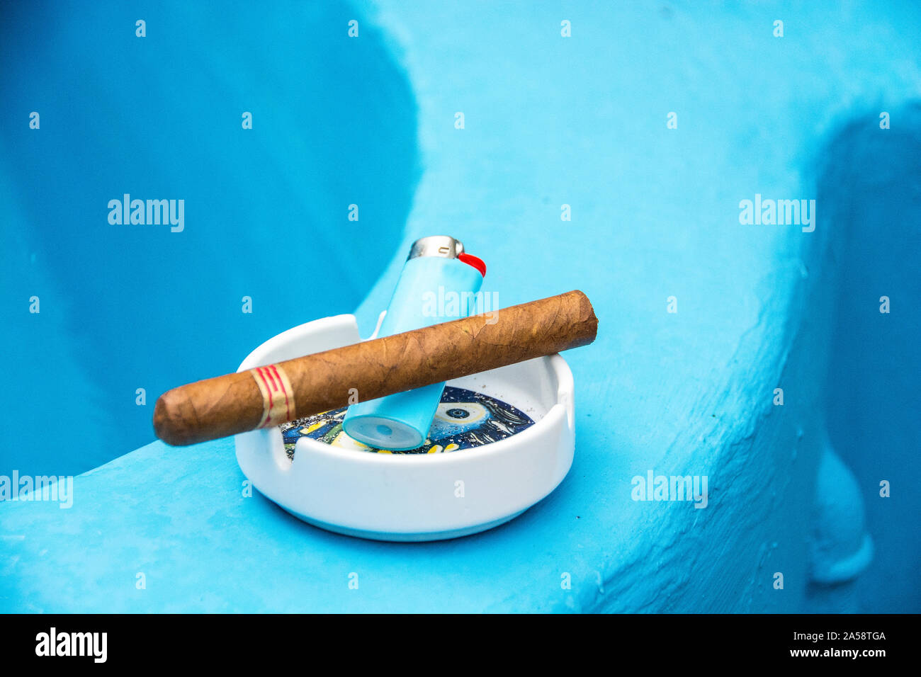 Authentic cuban cigar and lighter hi-res stock photography and images ...