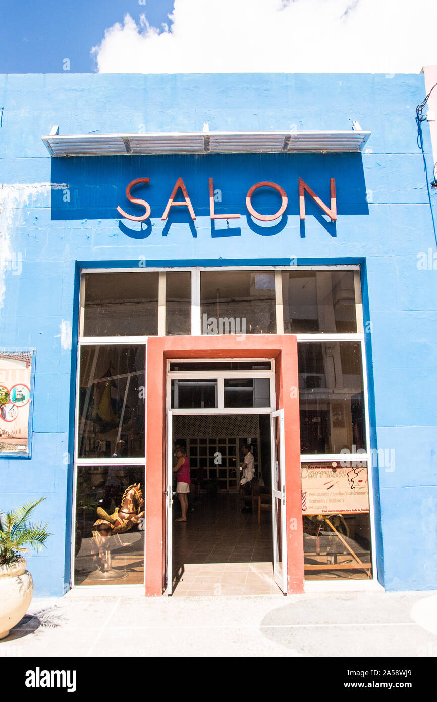 Cuban salon hi-res stock photography and images - Alamy