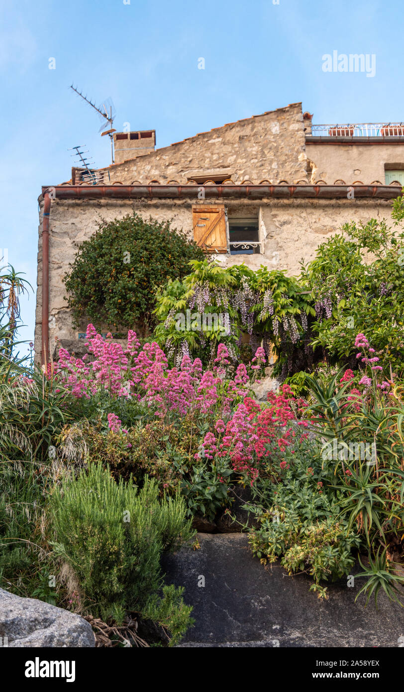 Rustic stone house hi-res stock photography and images - Alamy