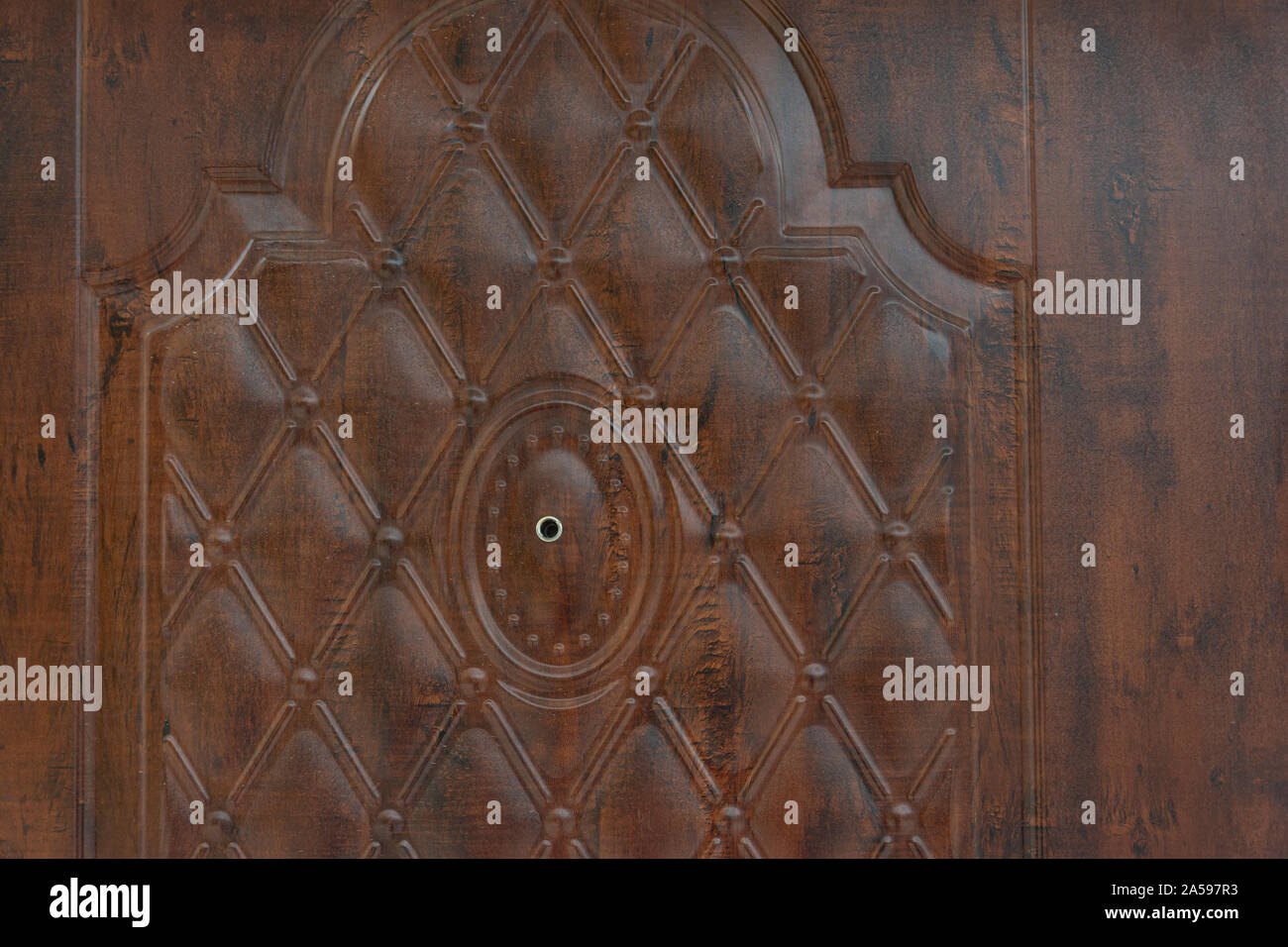 Wooden door texture with security eye piece at center Stock Photo - Alamy
