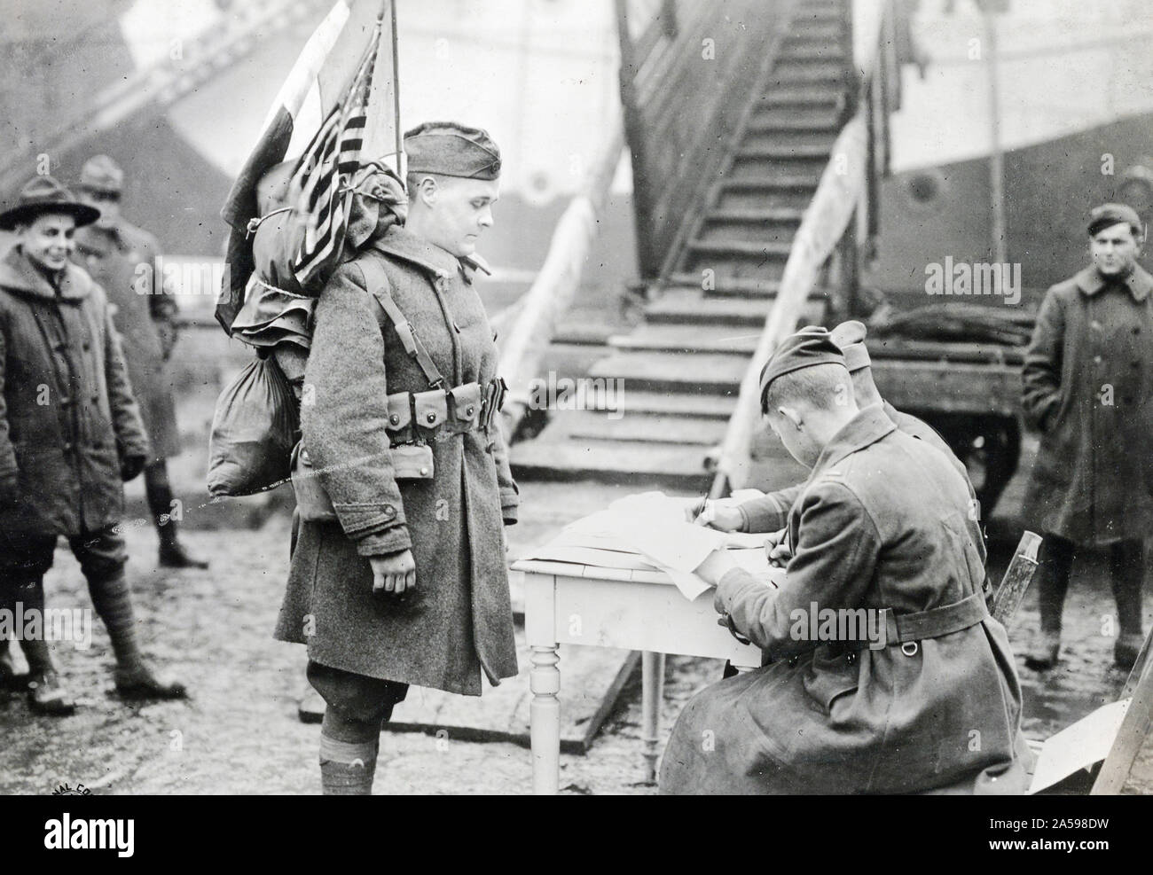American soldiers embarking hi-res stock photography and images - Alamy