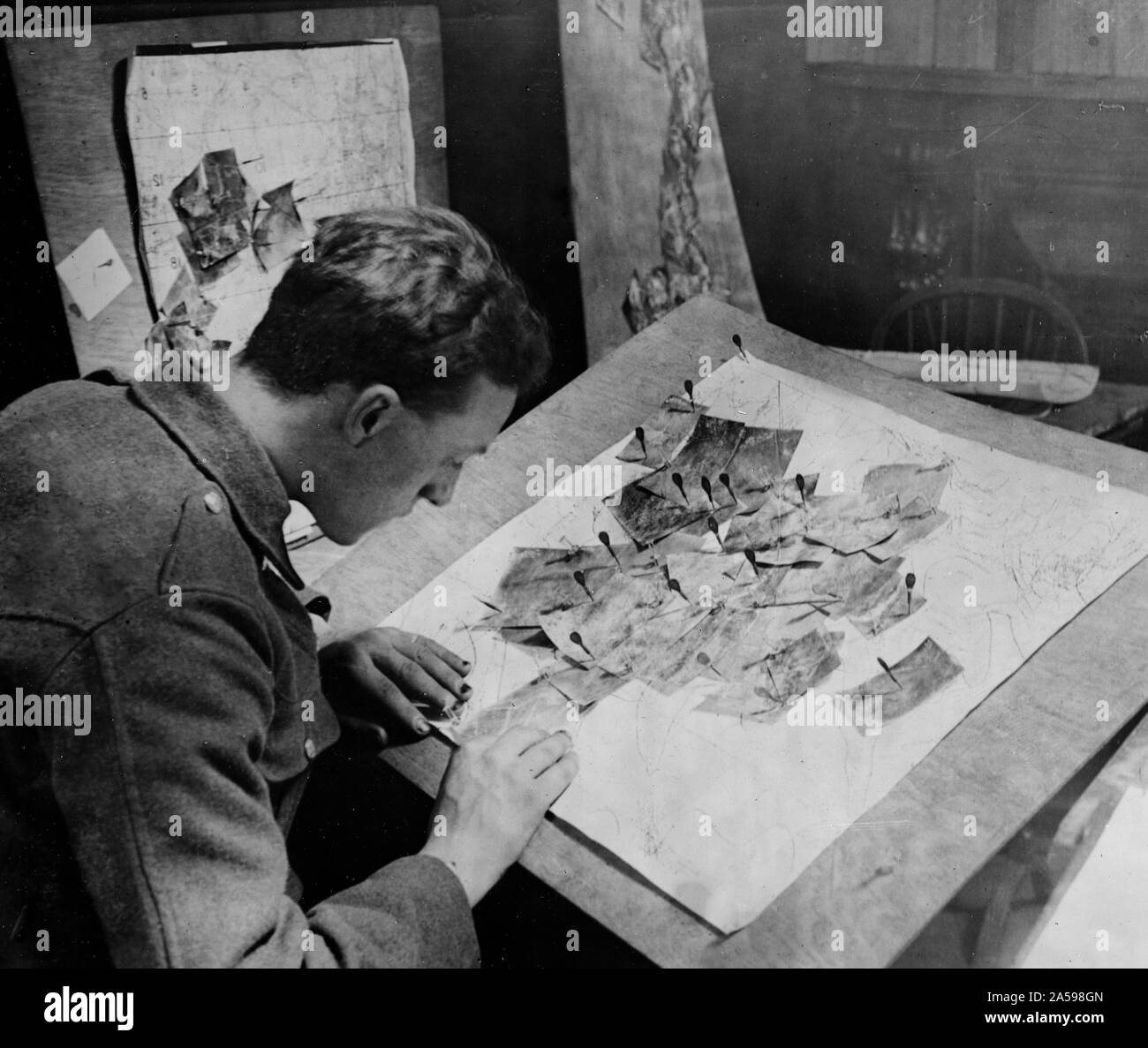 Soldier reading map hi-res stock photography and images - Alamy