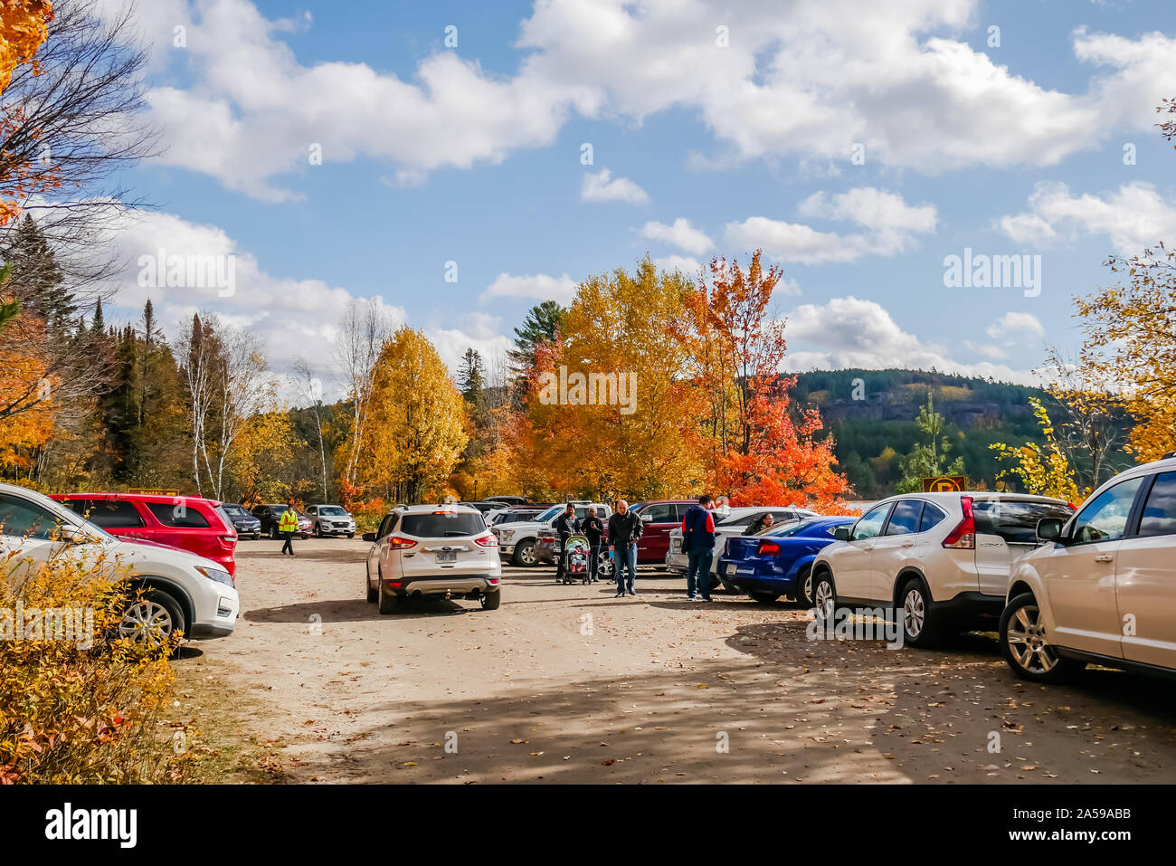 algonquin park hiking trial parking lot is full of cars Stock Photo - Alamy