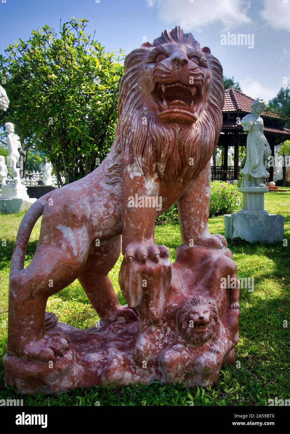 Scary lion sculpture hi-res stock photography and images - Alamy