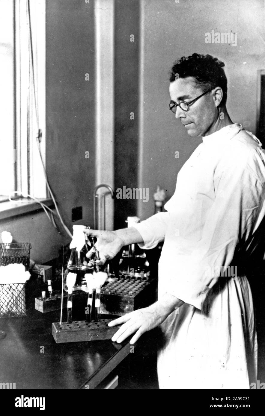 1930s man in laboratory hi-res stock photography and images - Alamy