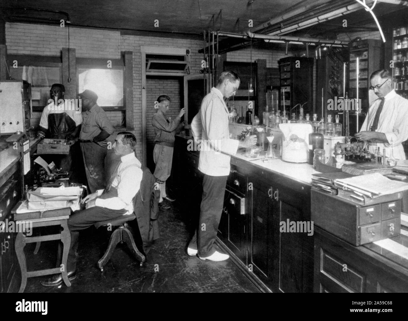 Early 1900s laboratory chemistry hi-res stock photography and images ...
