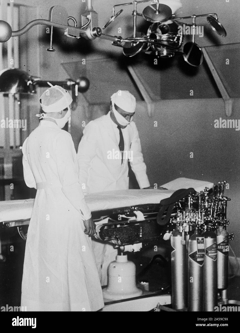 Early 20th century operating room hi-res stock photography and images ...