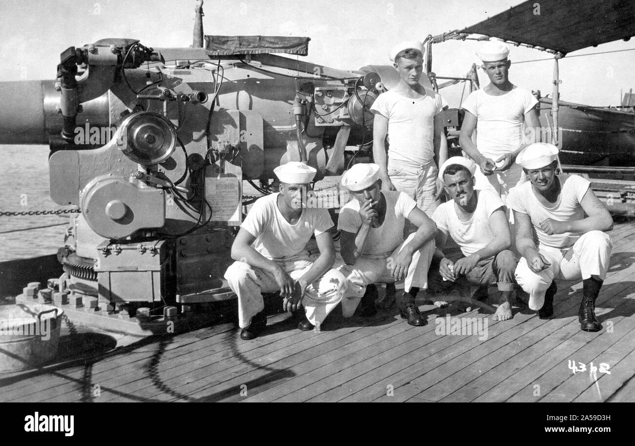 Destroyer crew hi-res stock photography and images - Alamy