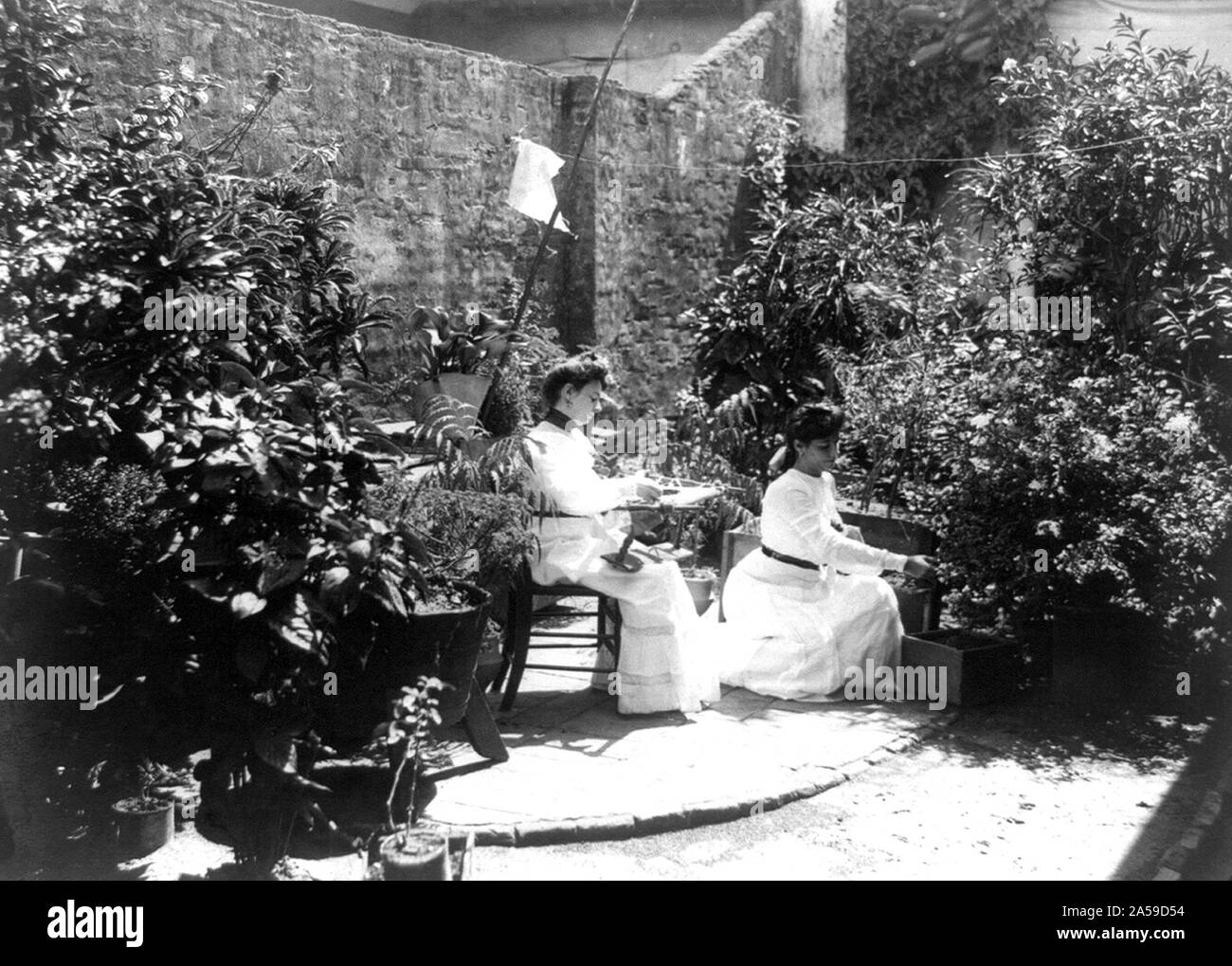 Home life Black and White Stock Photos & Images - Alamy