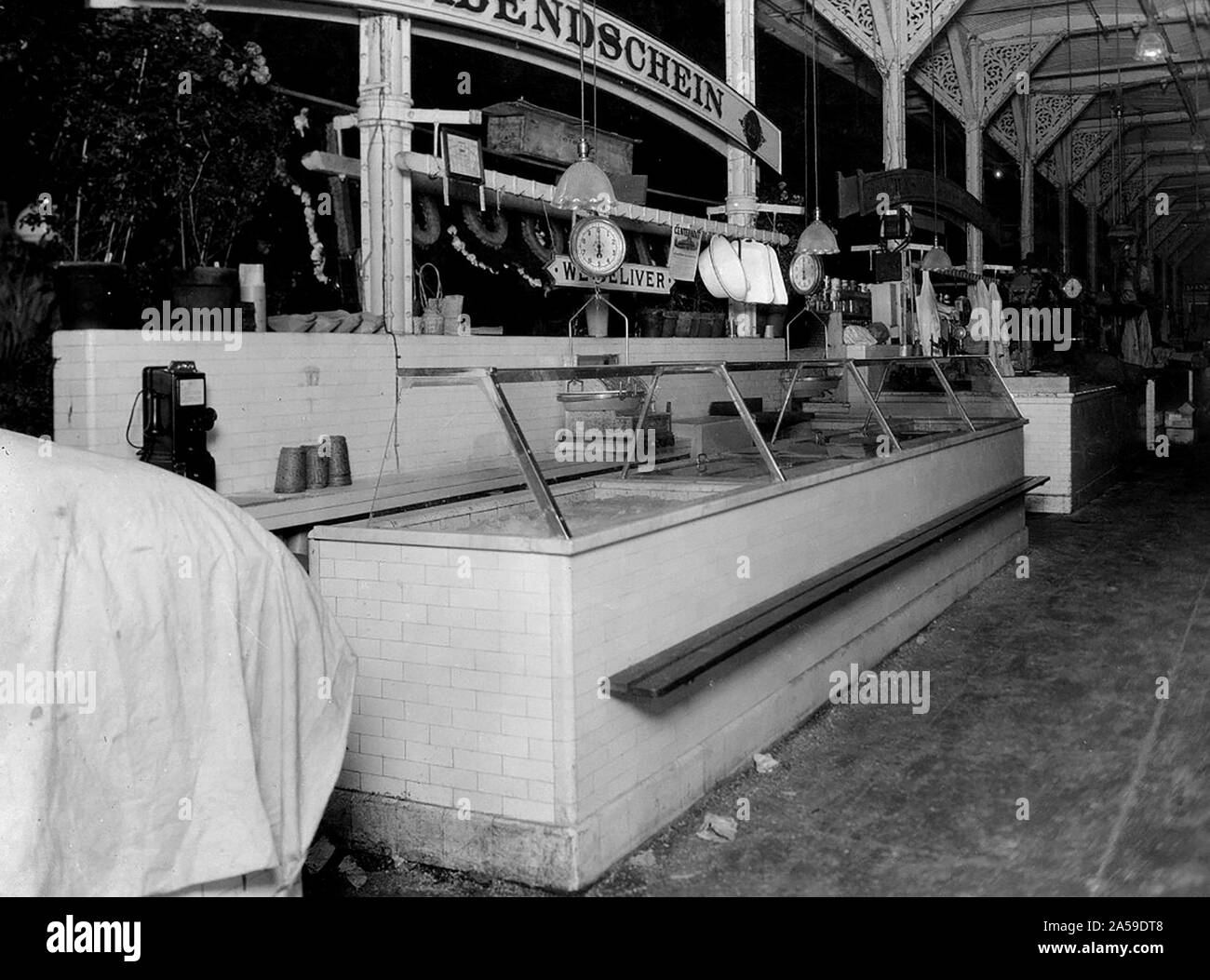 Fish market in early Black and White Stock Photos & Images - Alamy