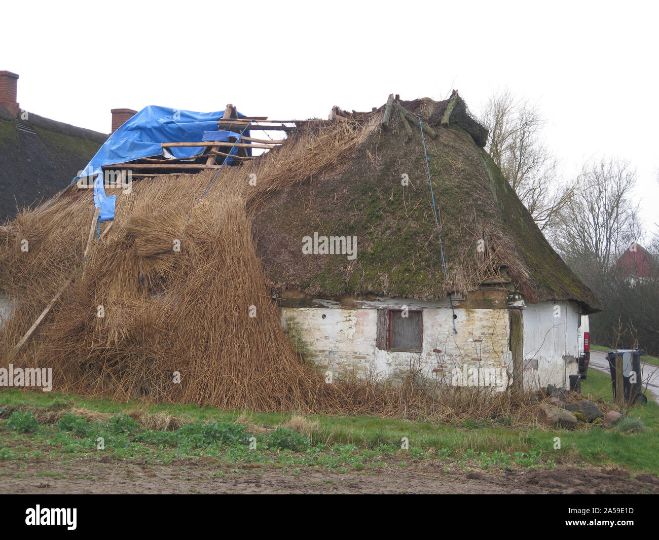 Collapsed thatched roof hi-res stock photography and images - Alamy