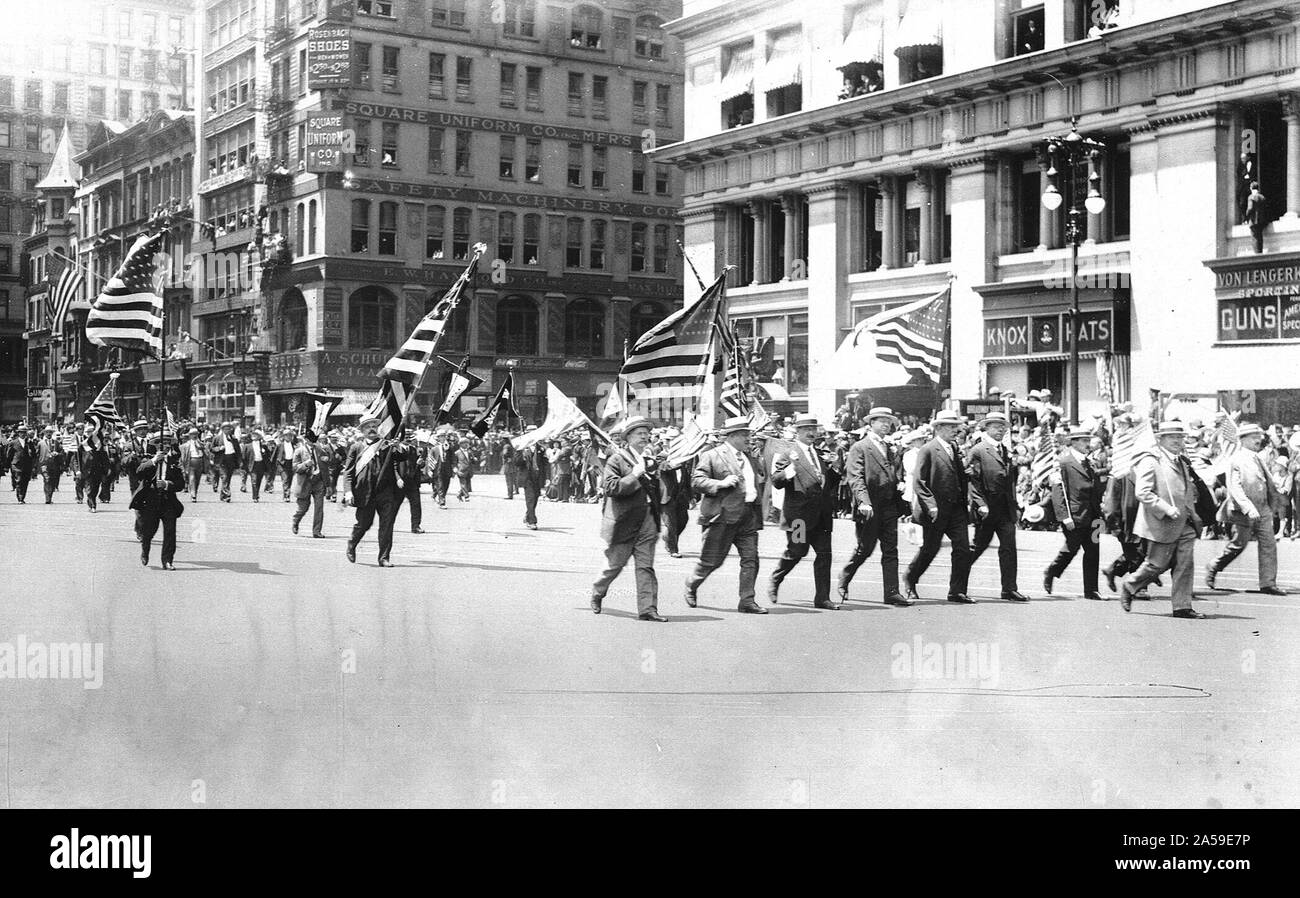 July 4 1918 new york city parade hi-res stock photography and images ...