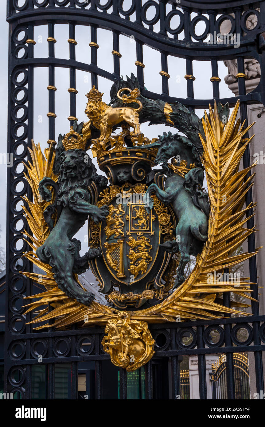 Buckingham Palace Gate with Royal Coat of Arms Stock Photo - Alamy