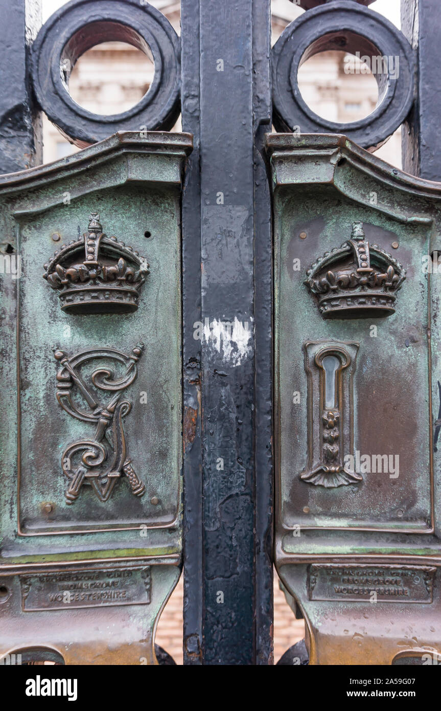 Buckingham Palace Gate with Royal Coat of Arms Stock Photo - Alamy