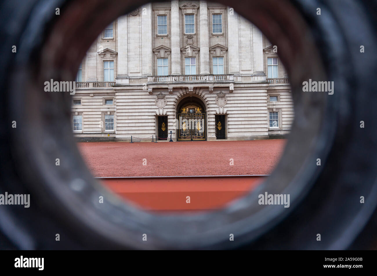 Buckingham Palace Gate with Royal Coat of Arms Stock Photo - Alamy