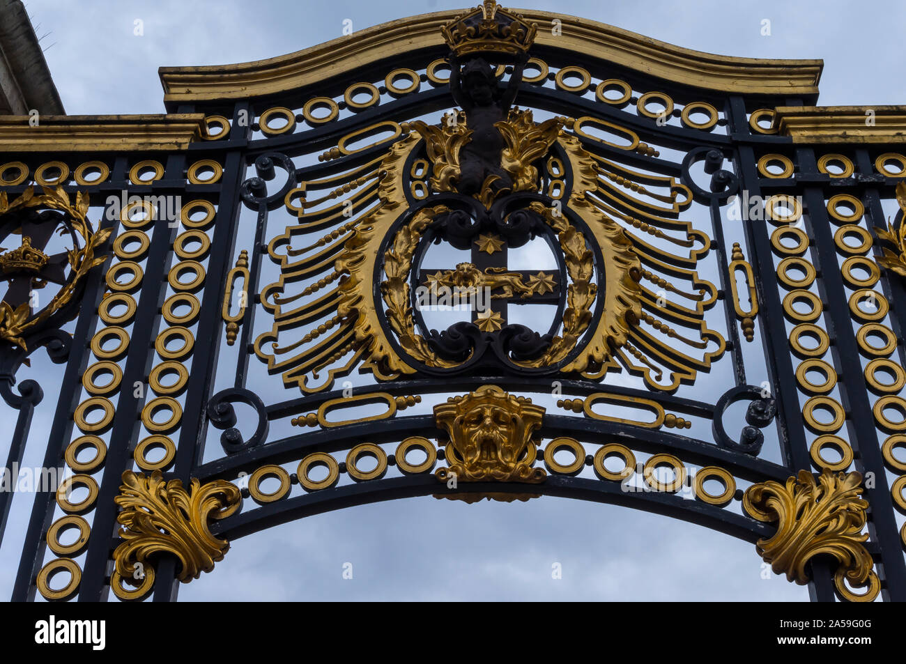 Buckingham Palace Gate with Royal Coat of Arms Stock Photo - Alamy