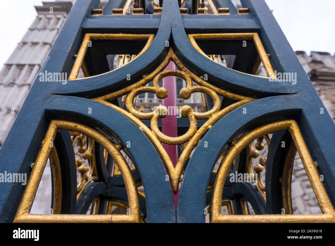 Buckingham Palace Gate with Royal Coat of Arms Stock Photo - Alamy