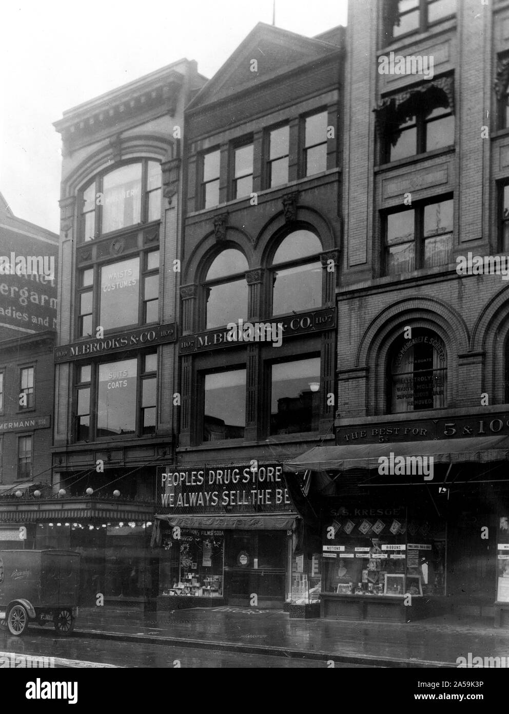 Early 1900s peoples drug store hi-res stock photography and images - Alamy