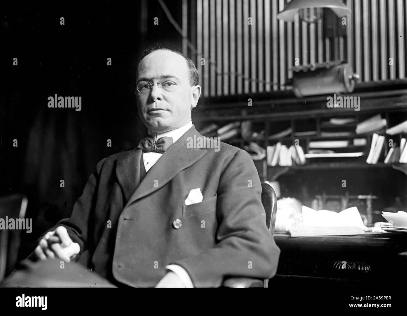 Ralph Edmunds, seated at desk 12 11 1908 Stock Photo - Alamy
